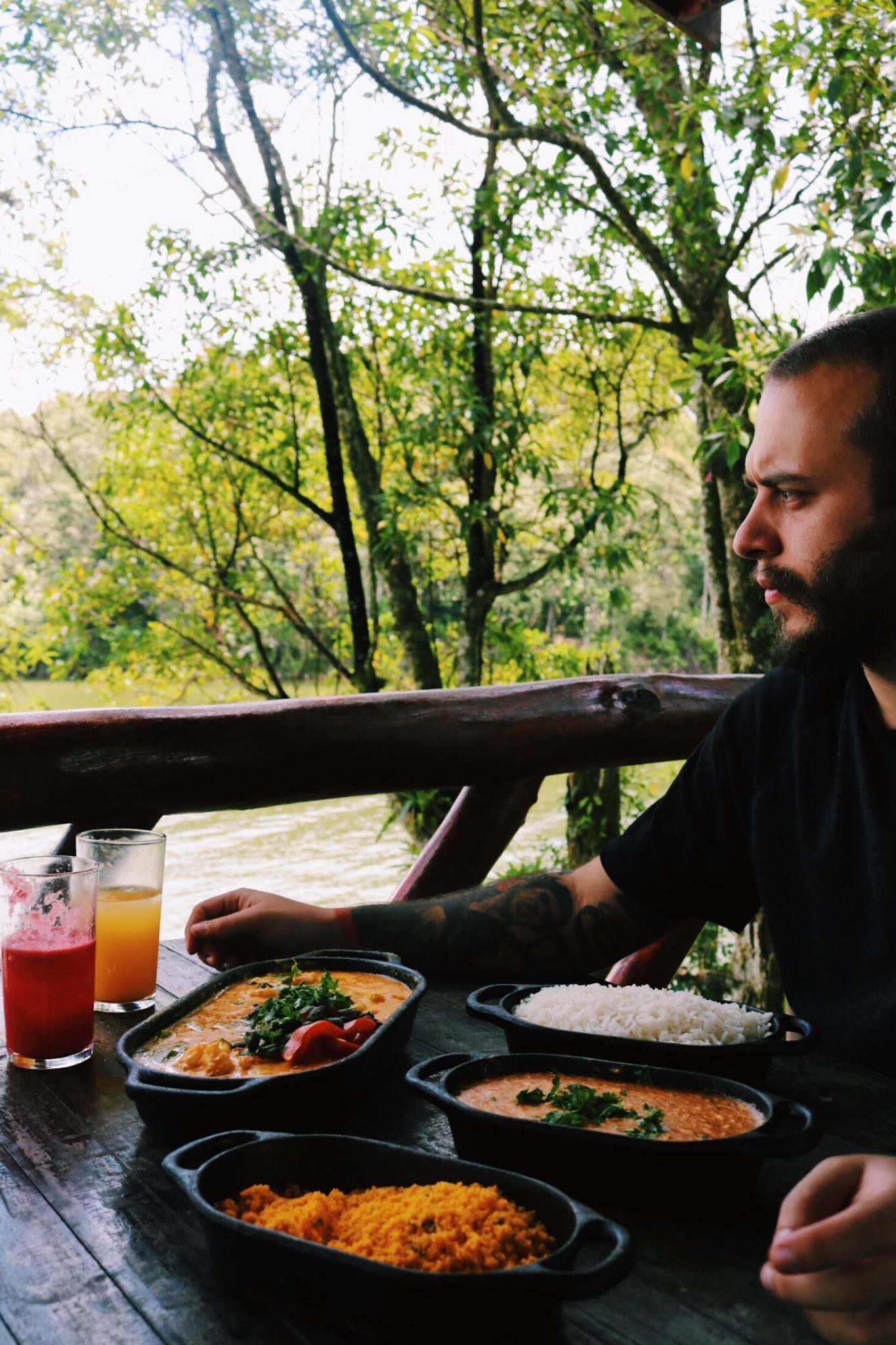 Almoce à beira do riacho no restaurante Mirante, em SBC
