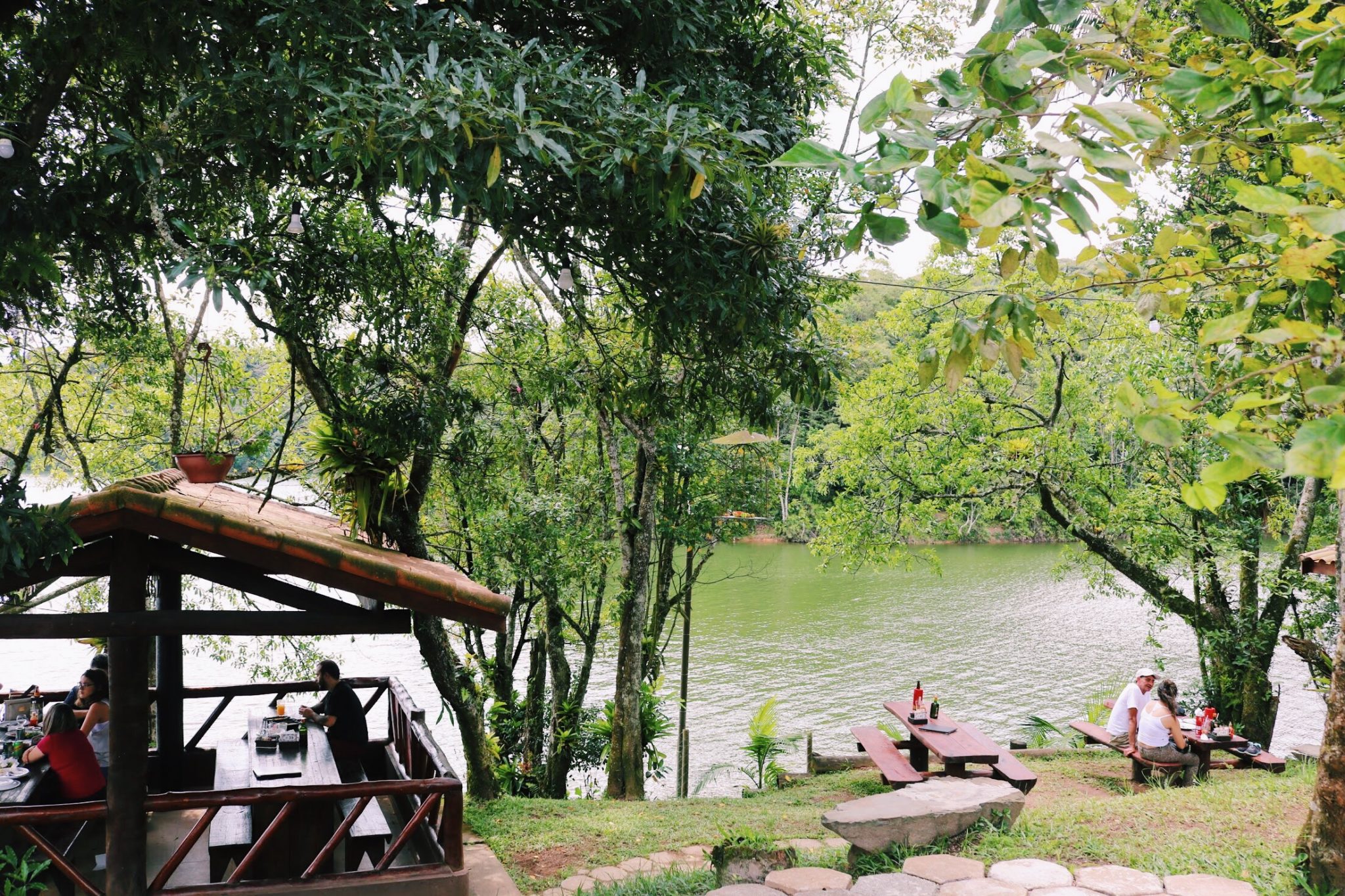 Almoce à beira do riacho no restaurante Mirante, em SBC