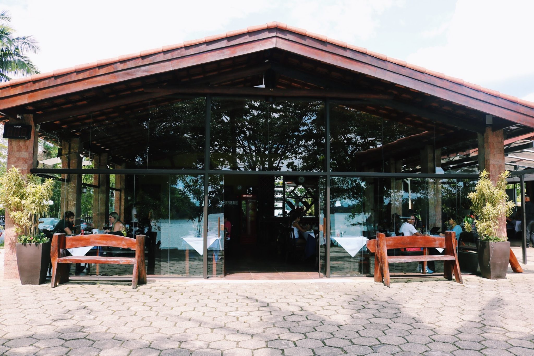 Almoce à beira do riacho no restaurante Mirante, em SBC