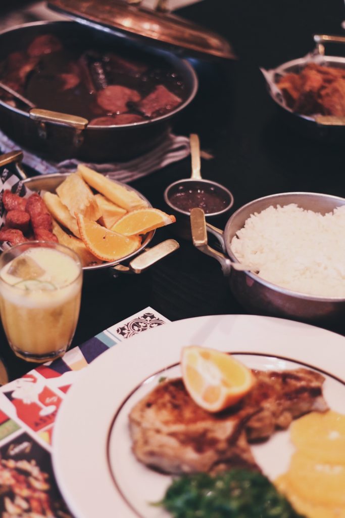 Feijoada servida em 4 tempos no Bar Astor